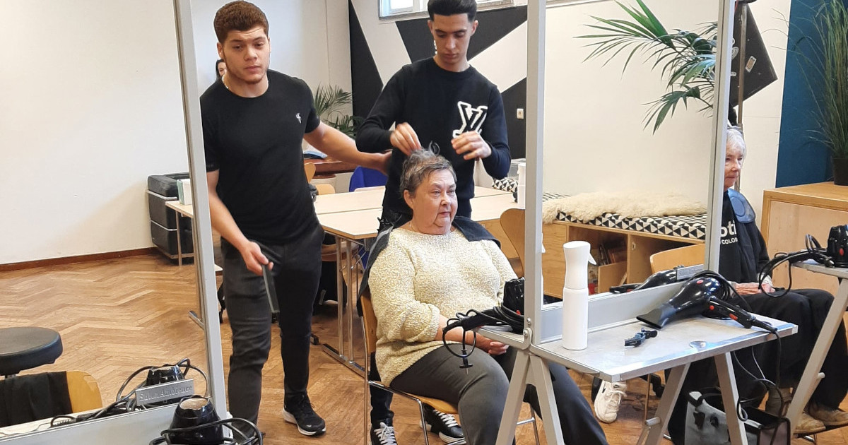 Een praatje bij de kapper? In het Klapsalon in Deurne! - GO!